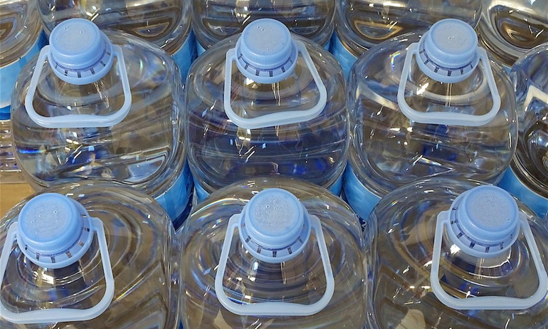 Une étude pointe 240 000 fragments de plastique par litre : doit-on ...