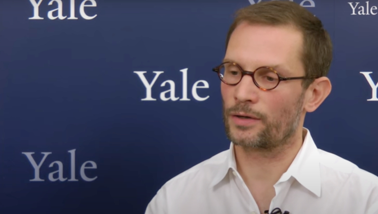 Management libéral, pantouflage chez AXA : Julien Steimer, l'homme qui ...